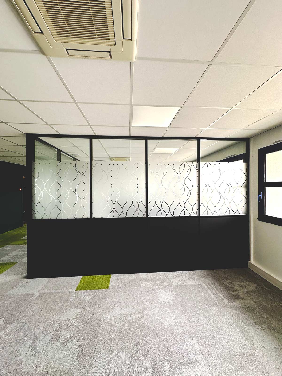 Vitrophanie en dépoli sur mesure pour des bureaux à Rillieux-la-Pape